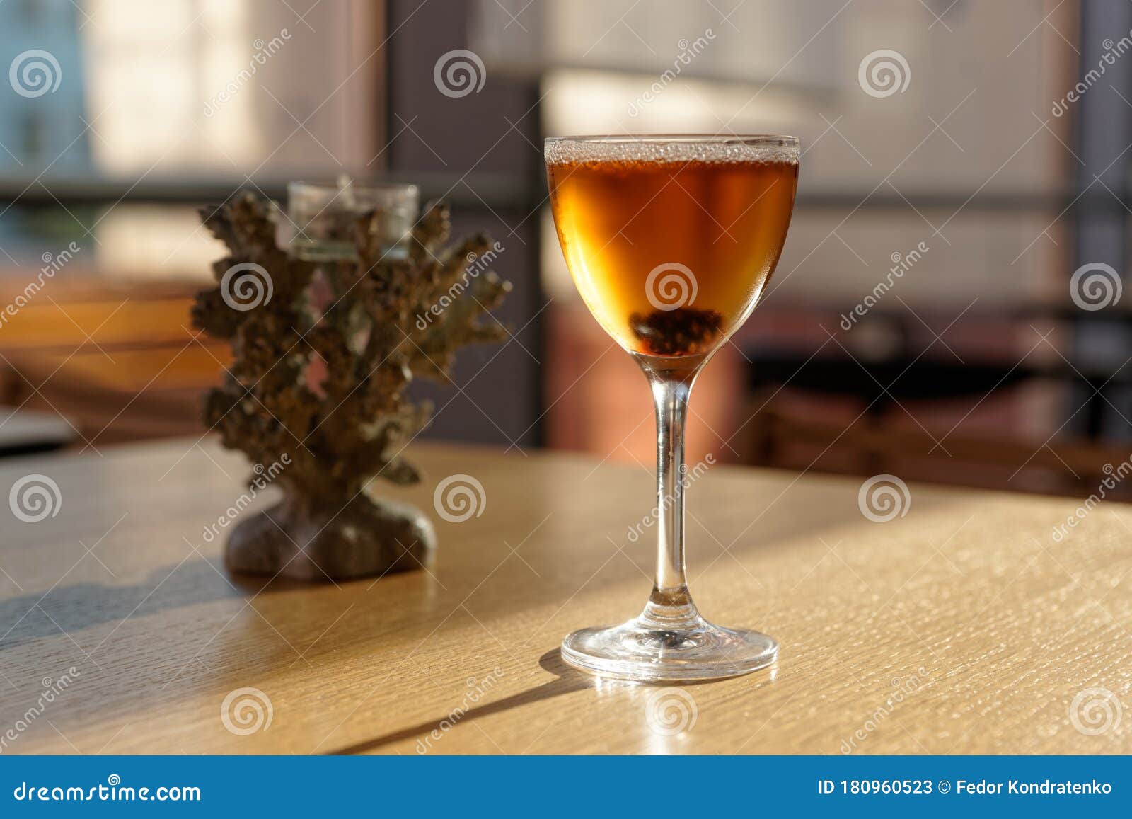 Cocktail Com Cone Doce De Cedro Conservado Imagem de Stock - Imagem de ...