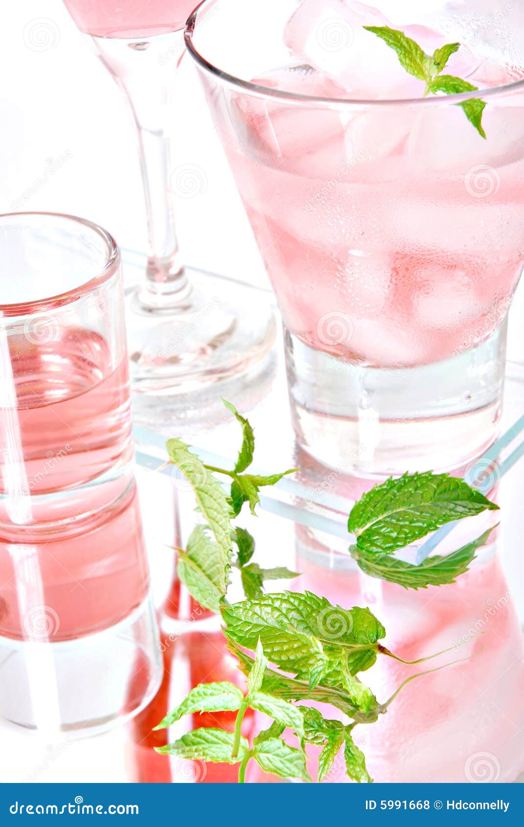 Cocktail cor-de-rosa foto de stock. Imagem de branco, alimento - 5991668