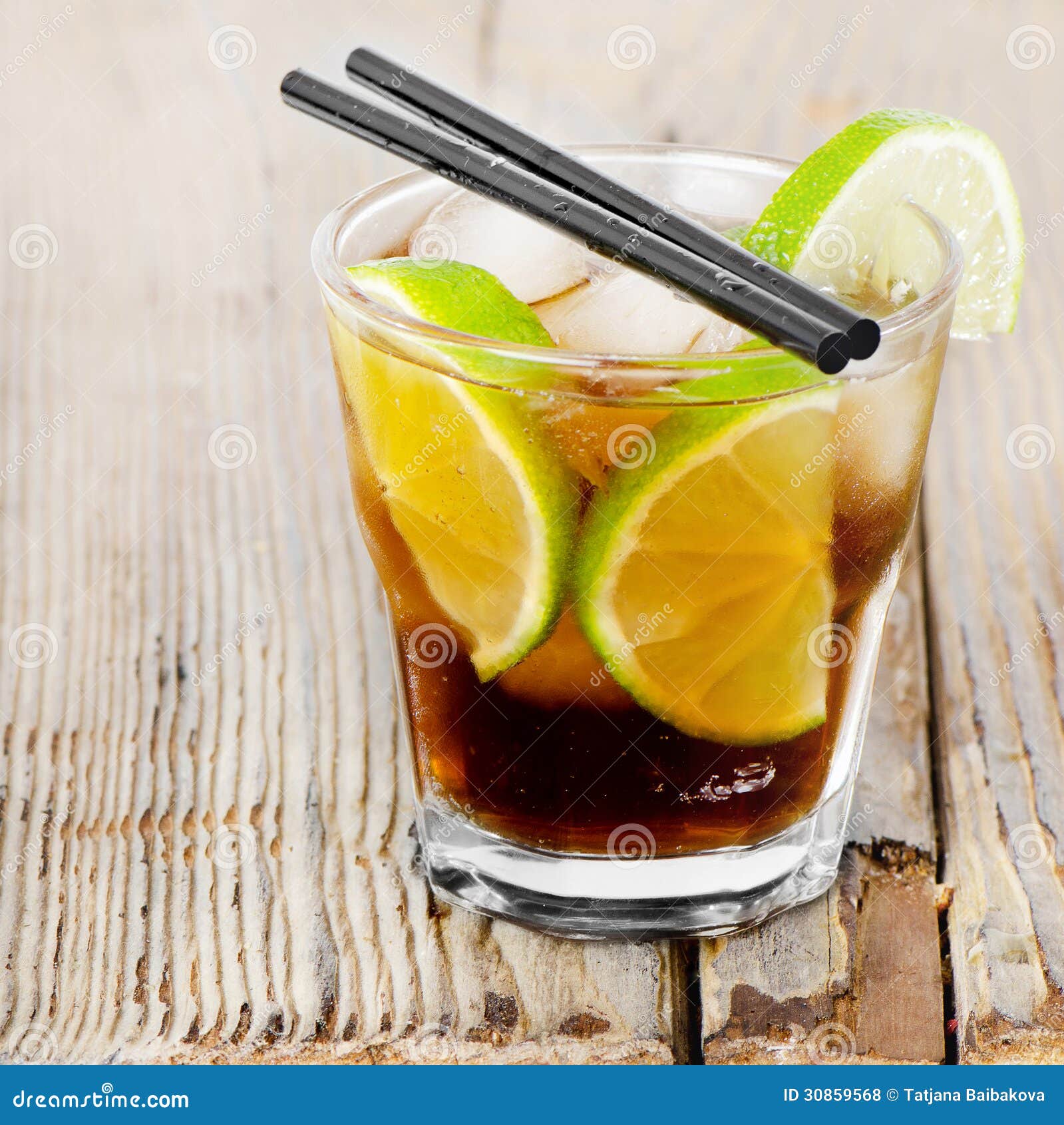 Cocktail Cuba Libre foto de stock. Imagem de coquetel - 30859568