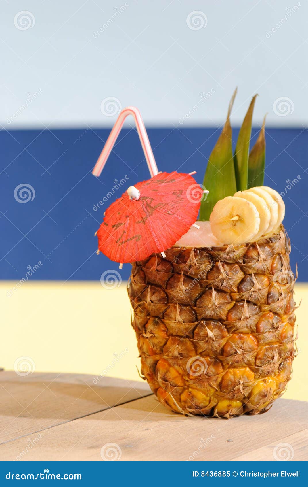 Cocktail d'ananas image stock. Image du sain, ciel, pailles - 8436885