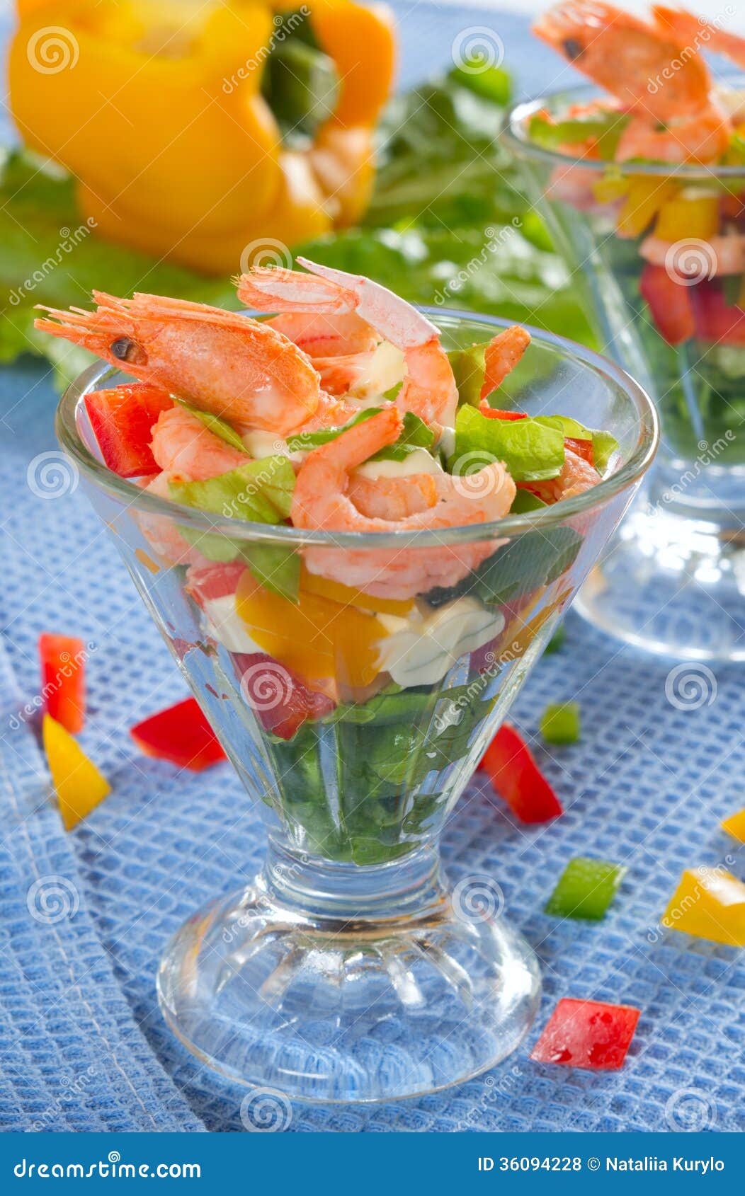 Cocktail de crevette photo stock. Image du cuisine, salade - 36094228