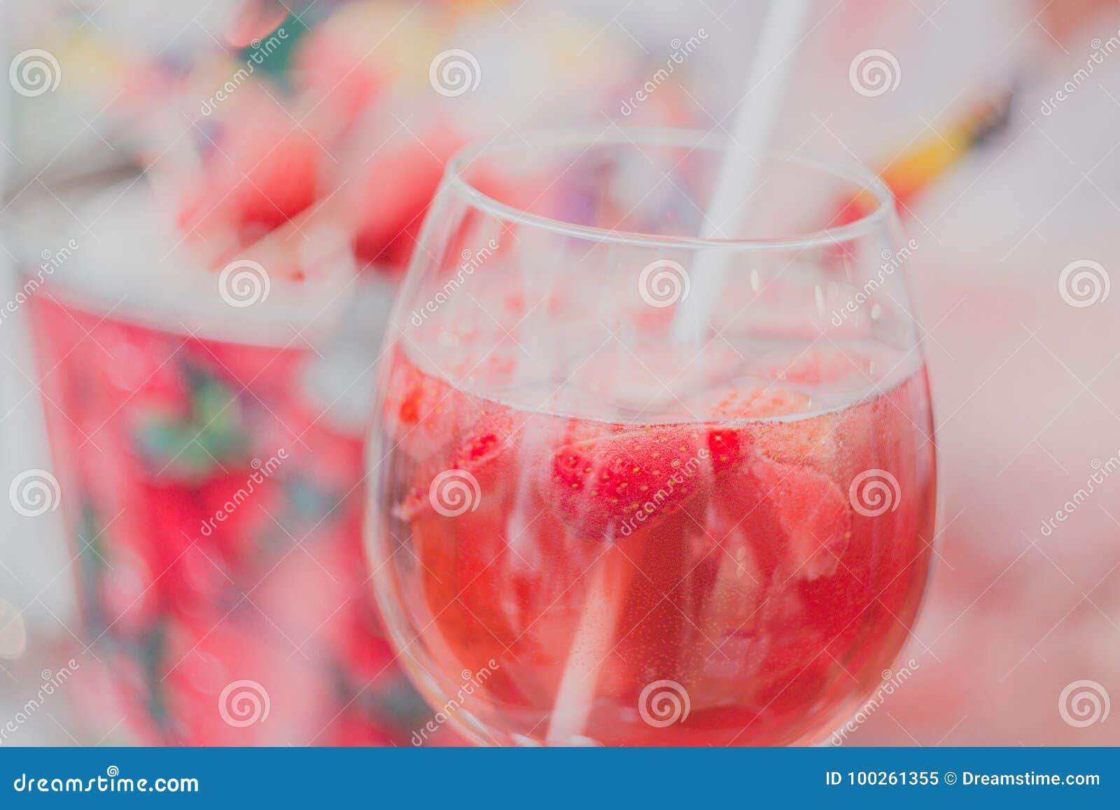 Cocktail de fraise image stock. Image of bulles, délicieux - 100261355
