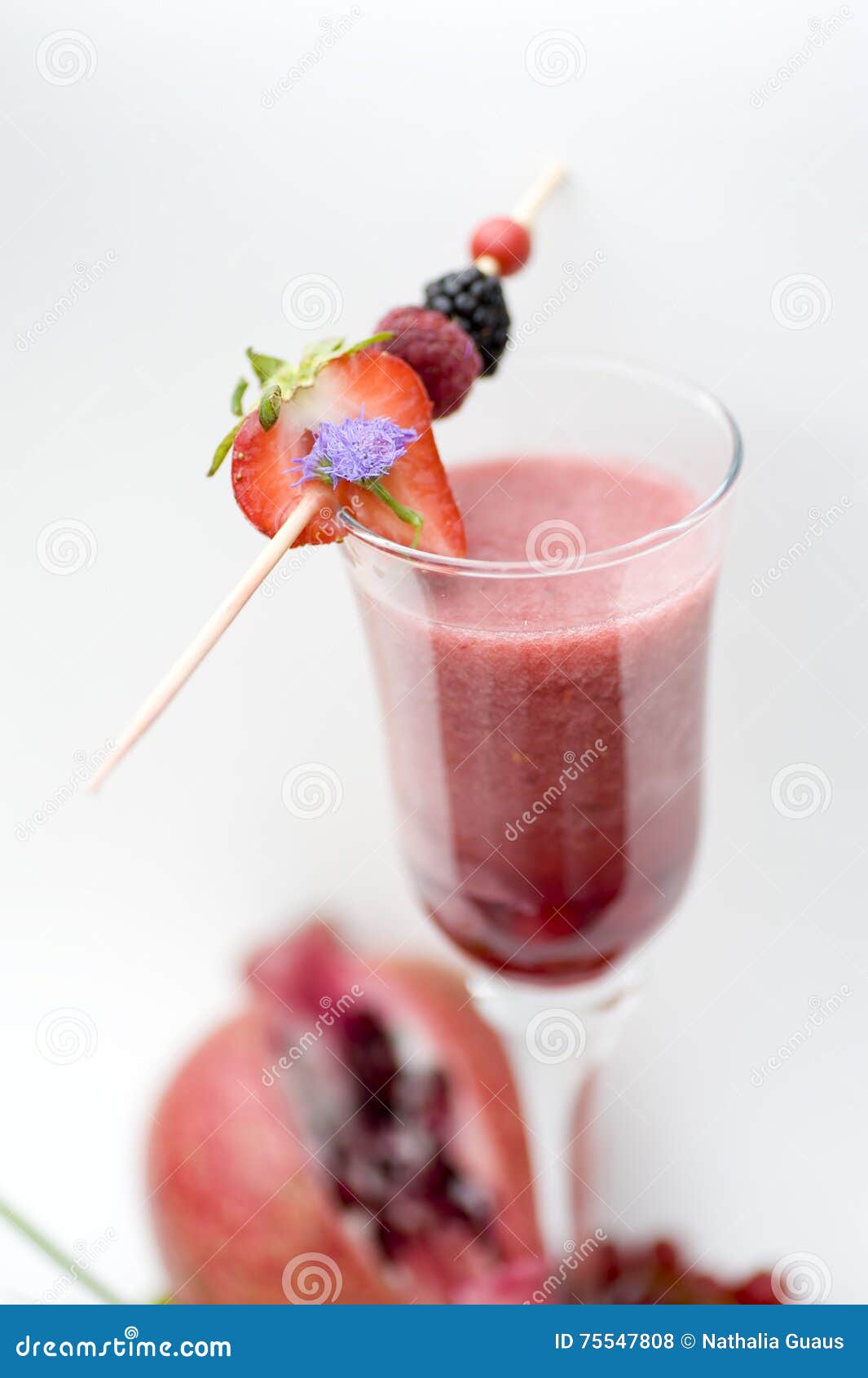 Cocktail de fruto vermelho foto de stock. Imagem de bagas - 75547808