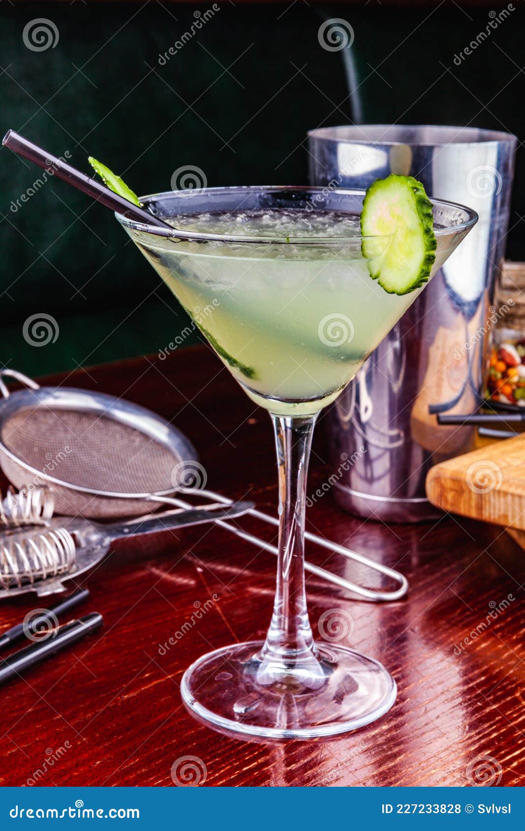 Cocktail De Martini Concombre Sur Table En Bois Photo stock - Image du ...