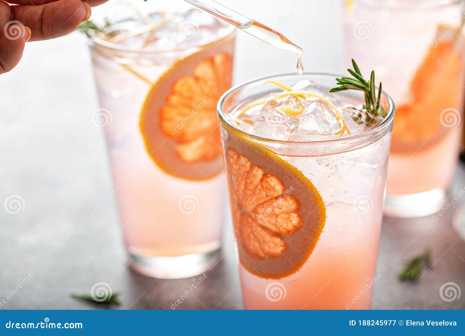 Cocktail De Pamplemousse Avec Du Romarin Avec Le Bitter Image stock ...