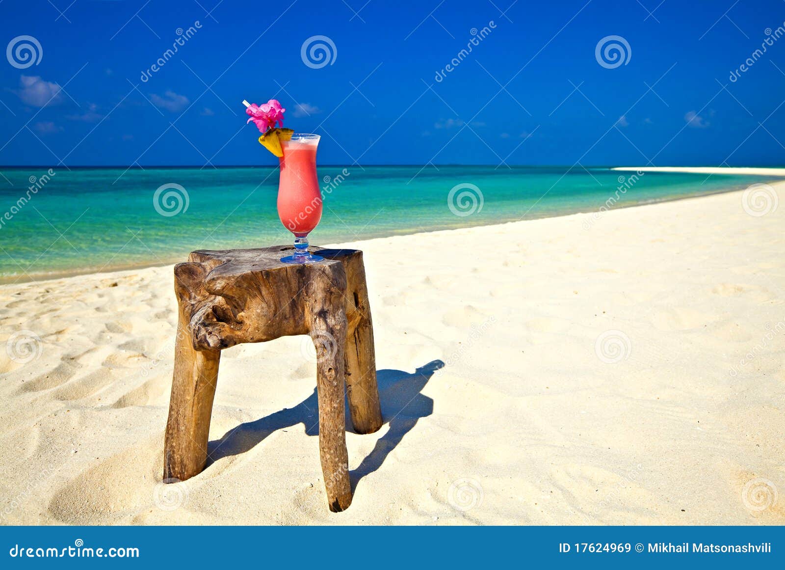 Cocktail de plage image stock. Image du maldives, horizon - 17624969