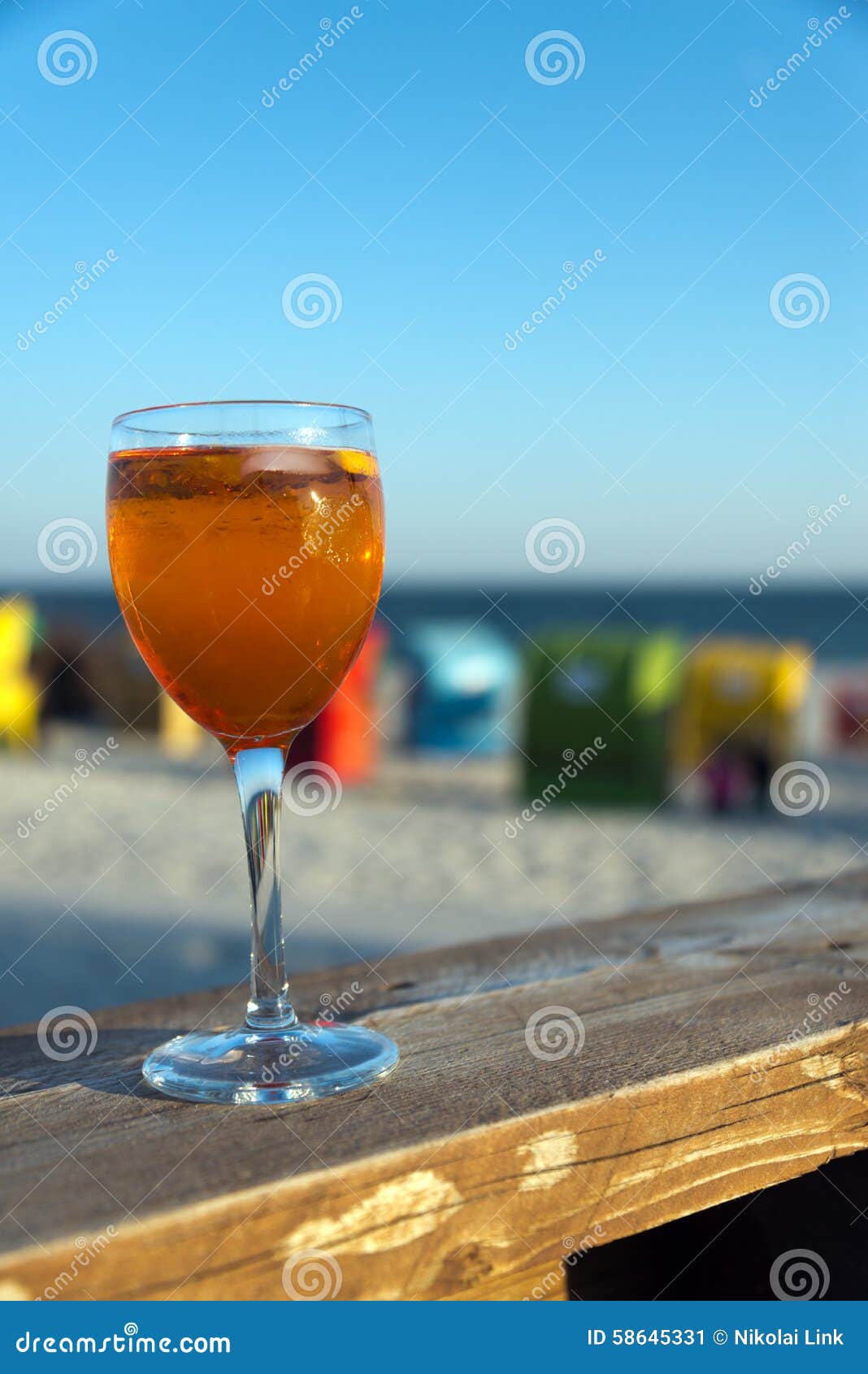 Cocktail de Sundowner image stock. Image of allemagne - 58645331