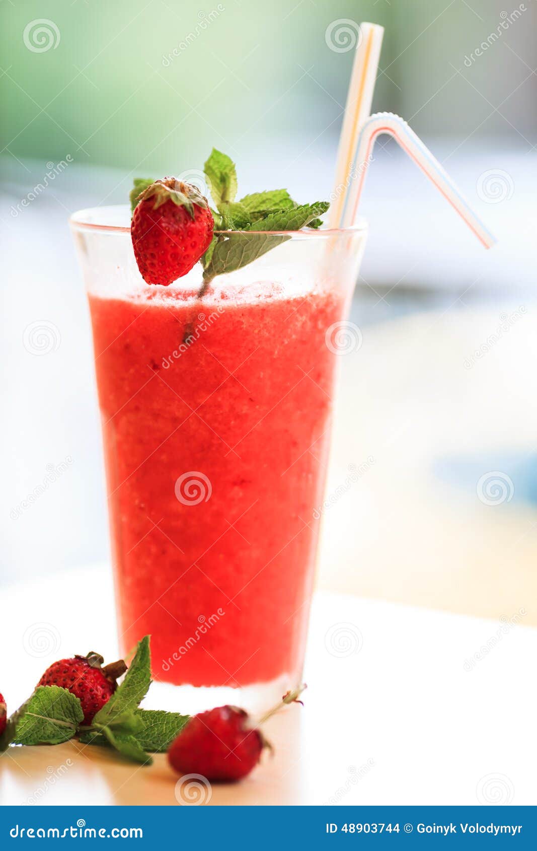 Cocktail della fragola fotografia stock. Immagine di foglio - 48903744