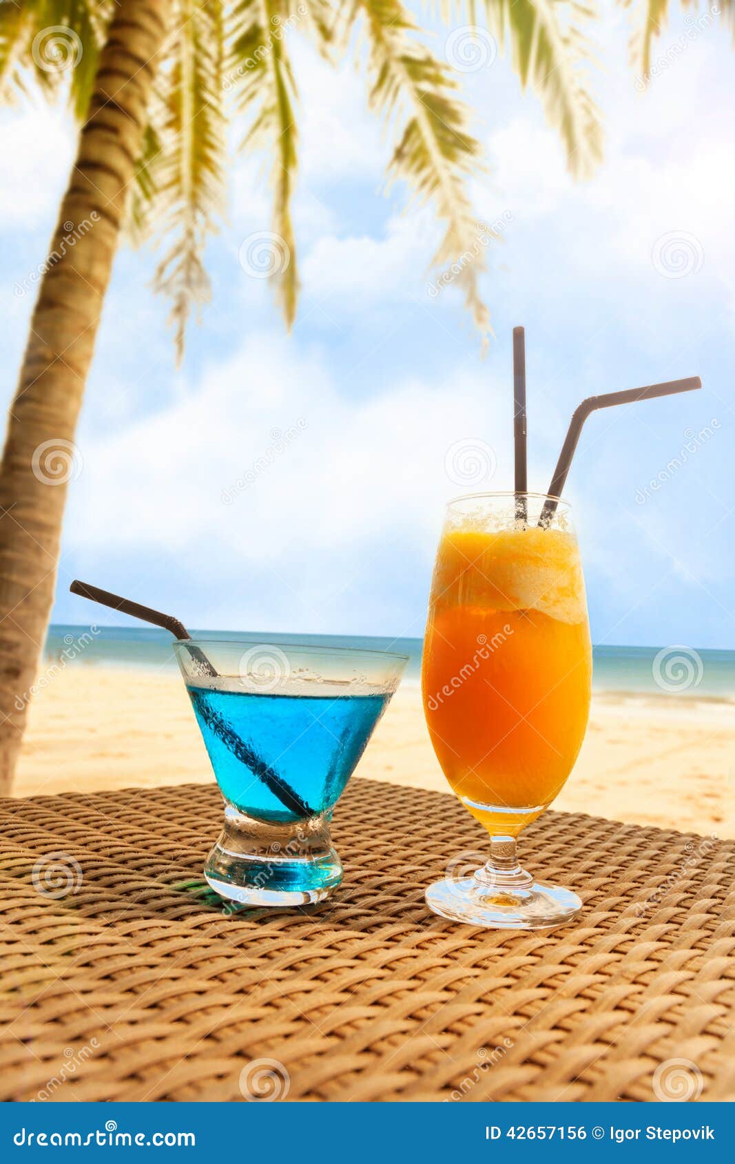Cocktail Deux Frais Sur Une Plage Sous Le Palmier Photo stock - Image ...