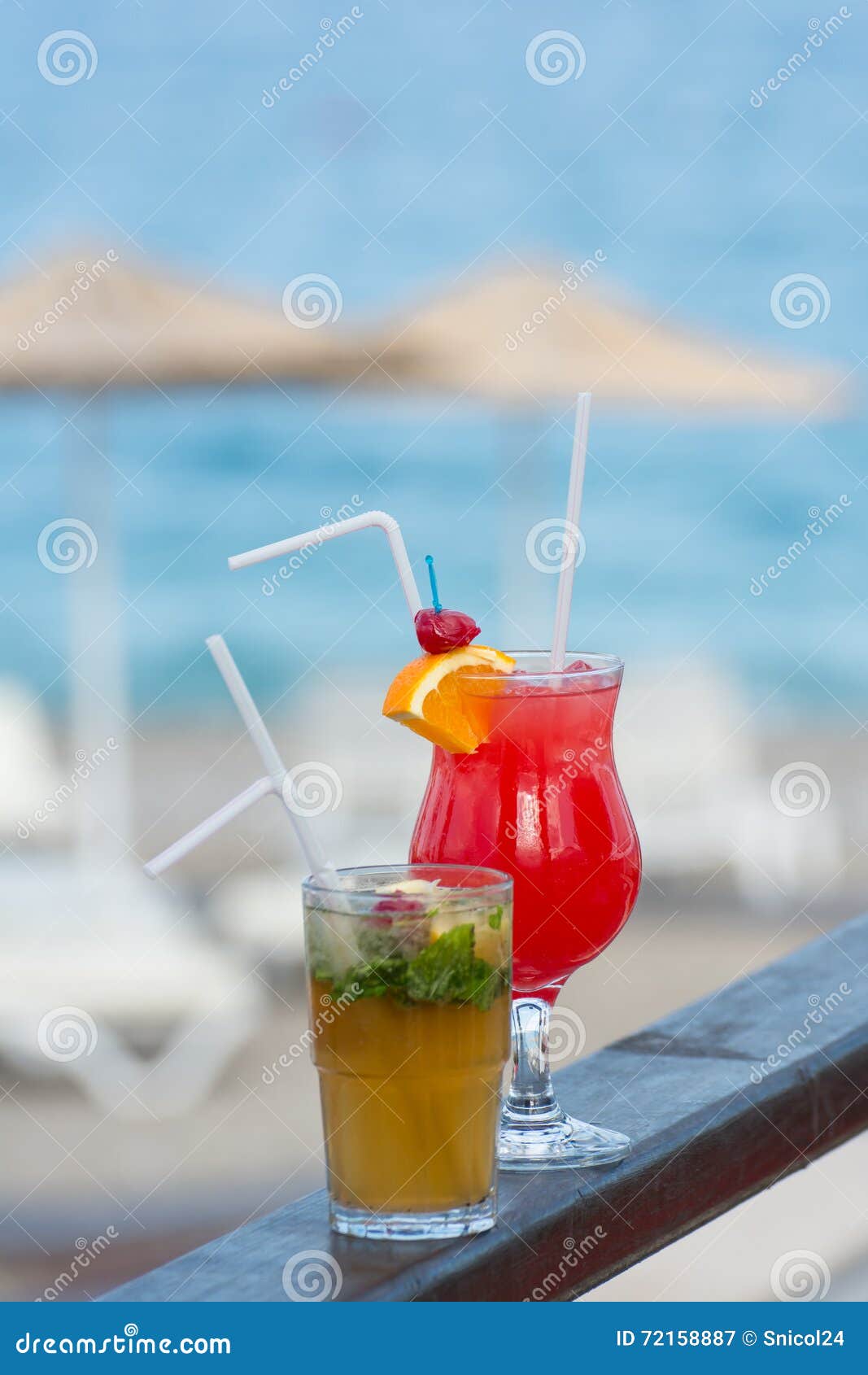 Cocktail Di Estate Sulla Spiaggia Immagine Stock - Immagine di stagno ...