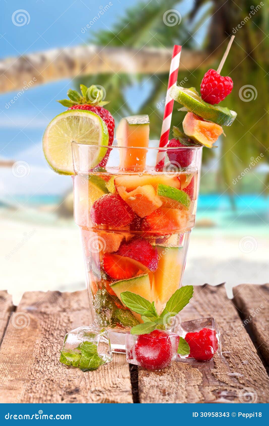 Cocktail Di Frutta Alla Spiaggia Immagine Stock - Immagine di zucchero ...