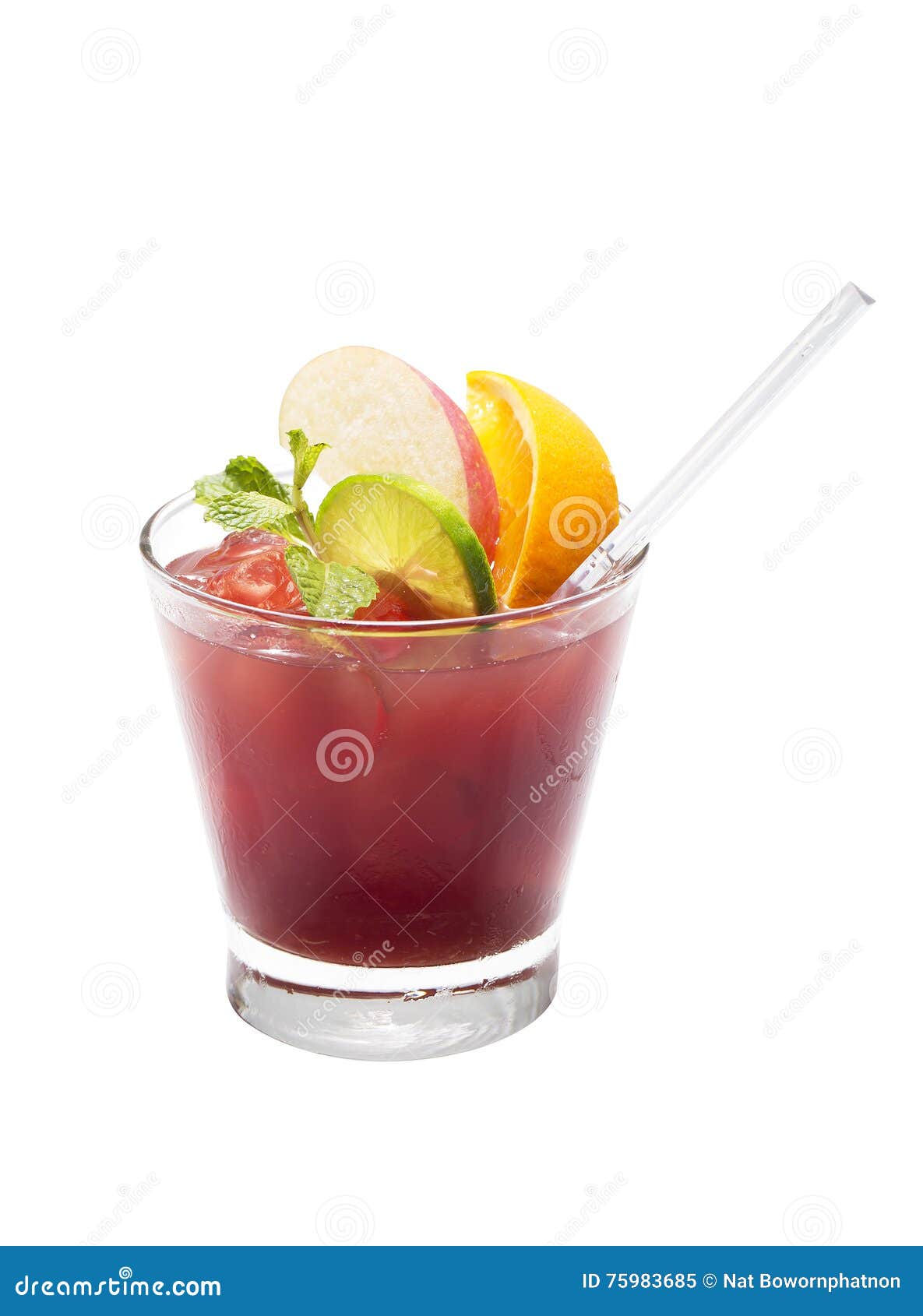 Cocktail di frutta isolato immagine stock. Immagine di freddo - 75983685