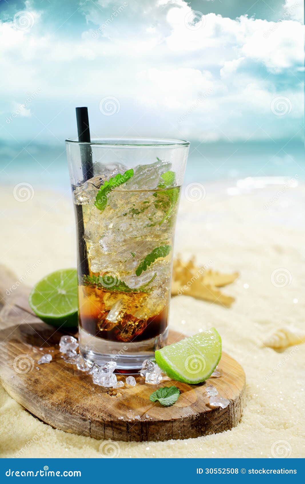 Cocktail Di Rum Su Una Spiaggia Tropicale Fotografia Stock - Immagine ...