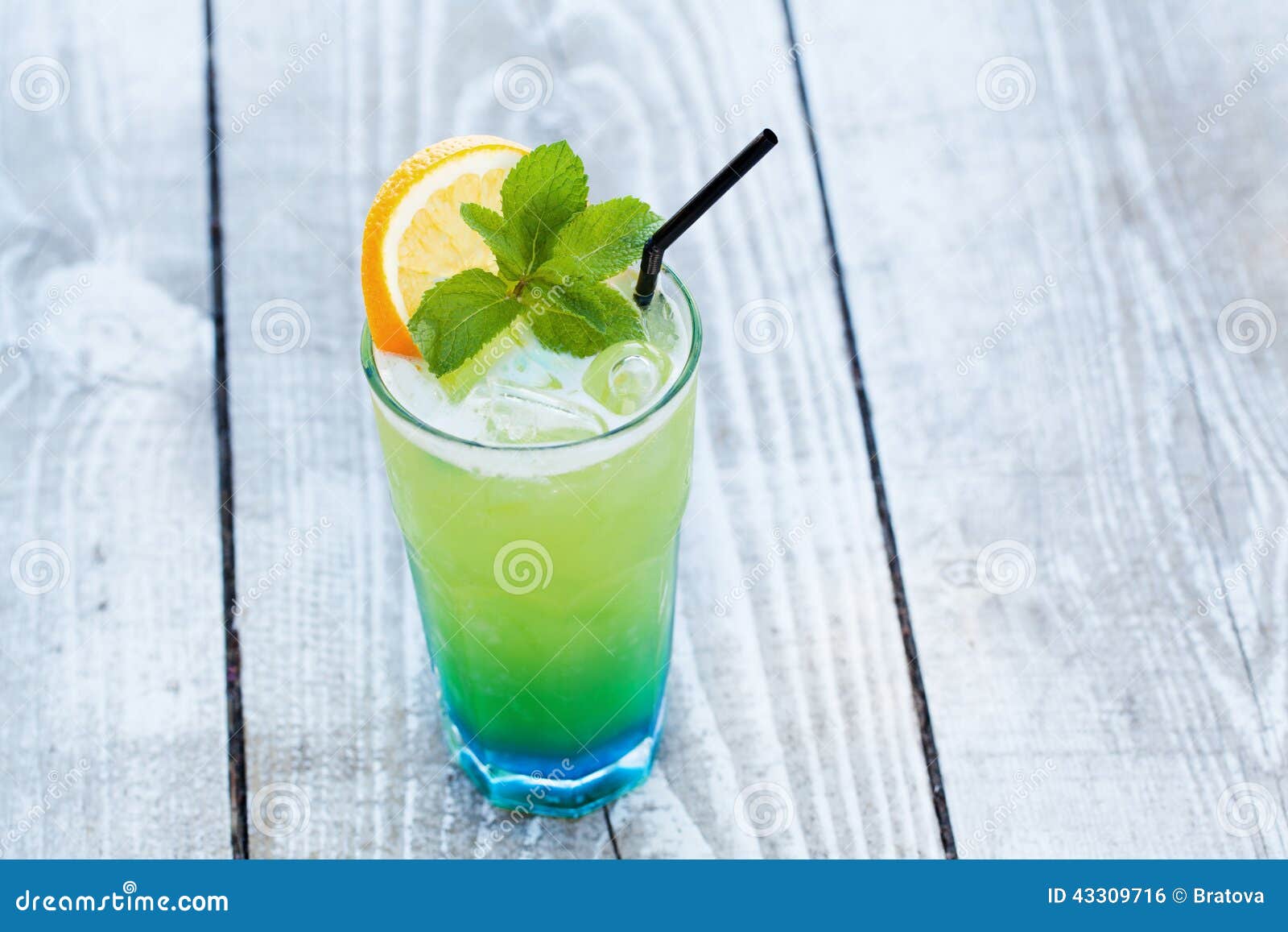 Cocktail Di Verde Blu Con L'arancia E La Menta Fotografia Stock ...