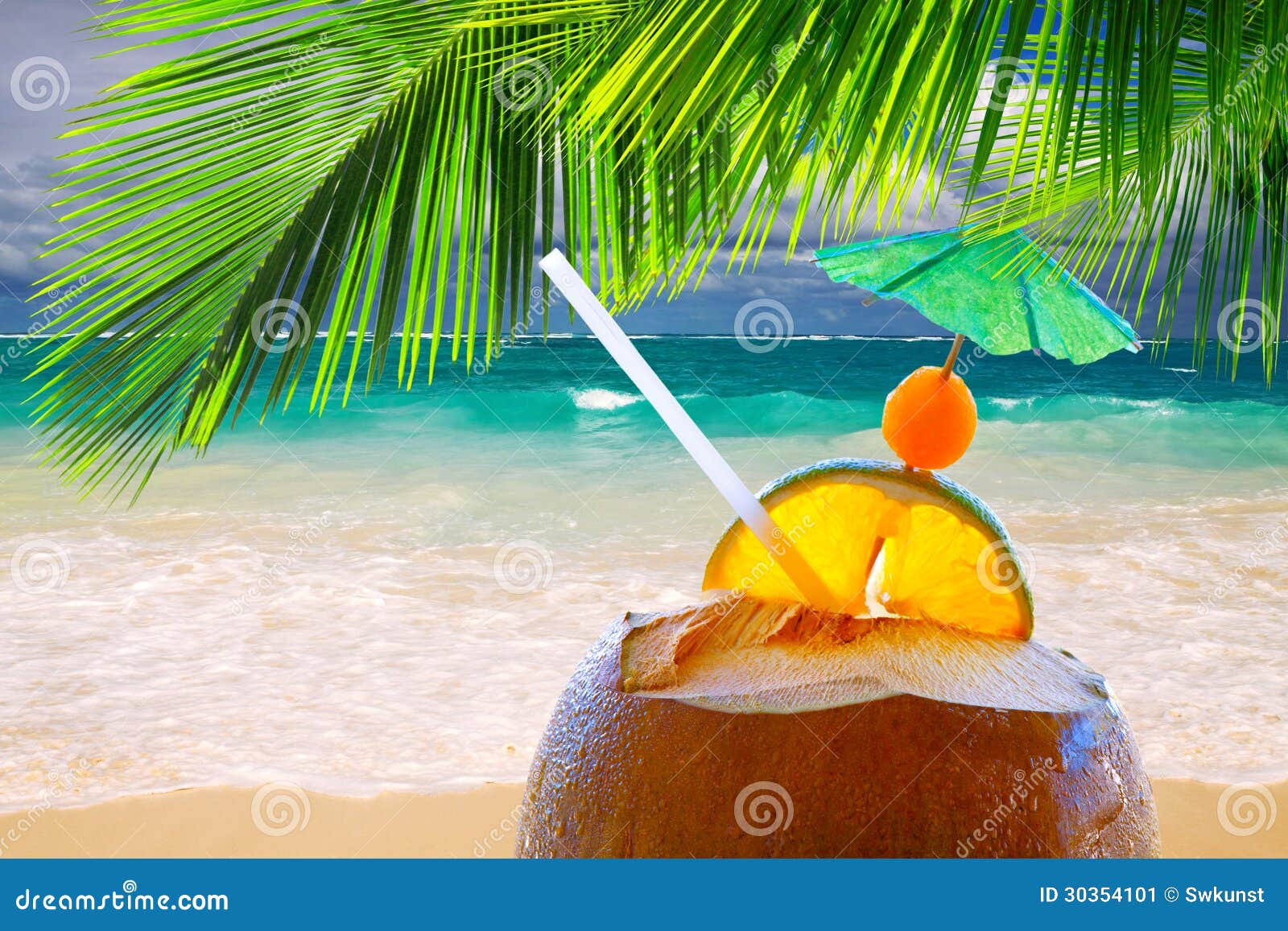 Cocktail Do Coco Na Praia Das Caraíbas. Imagem de Stock - Imagem de ...