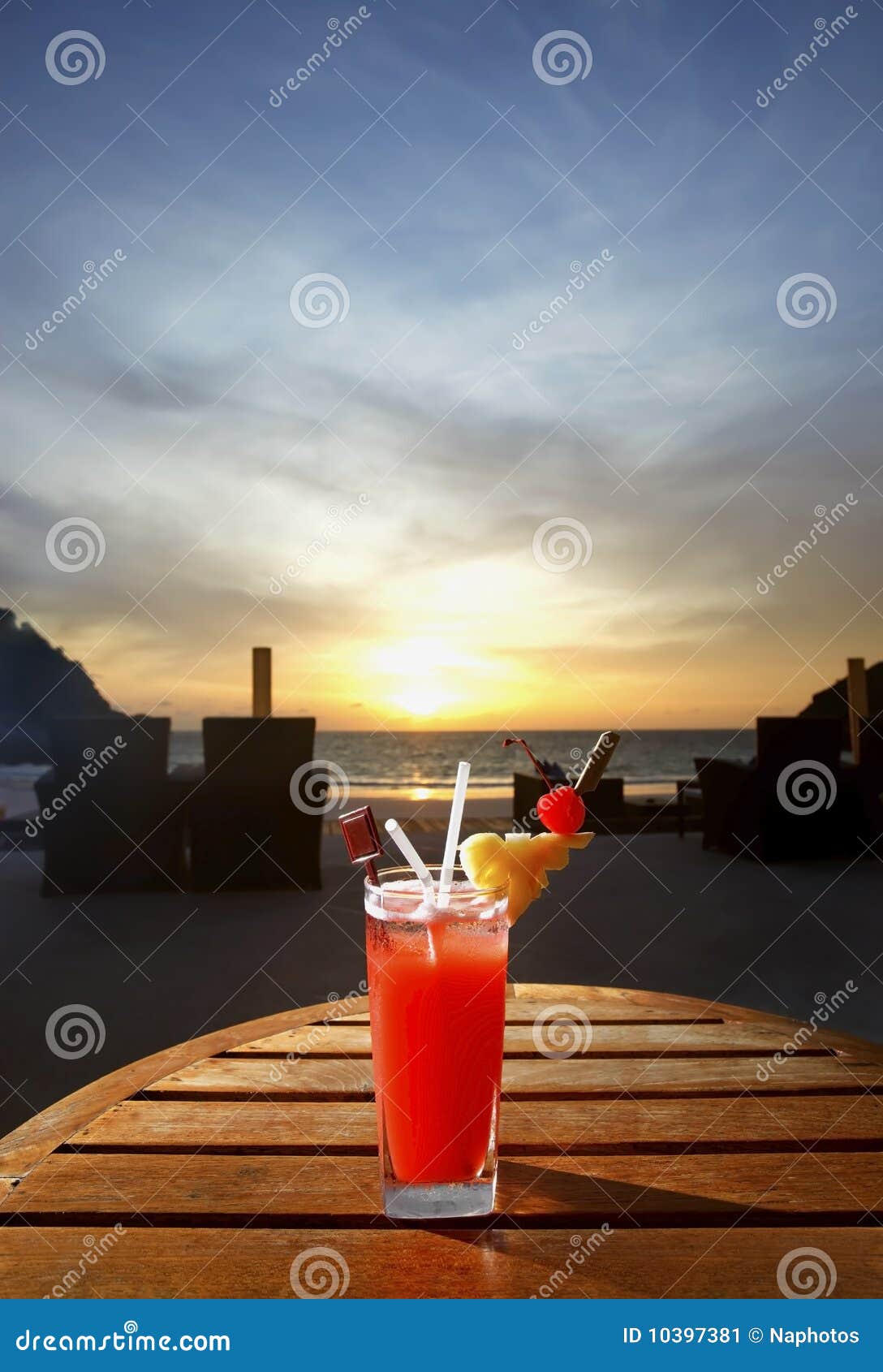 Cocktail Dolce Sulla Spiaggia Di Tramonto Immagine Stock - Immagine di ...