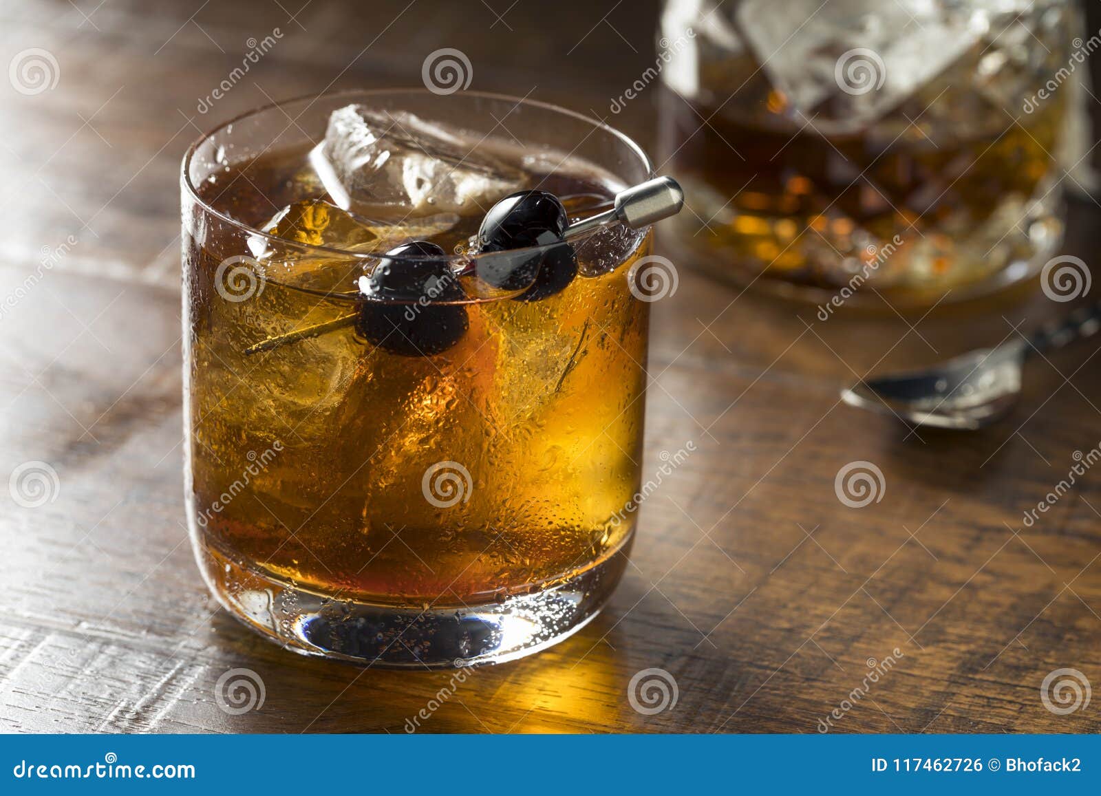 Cocktail Embriagado De Manhattan Nas Rochas Foto de Stock - Imagem de ...