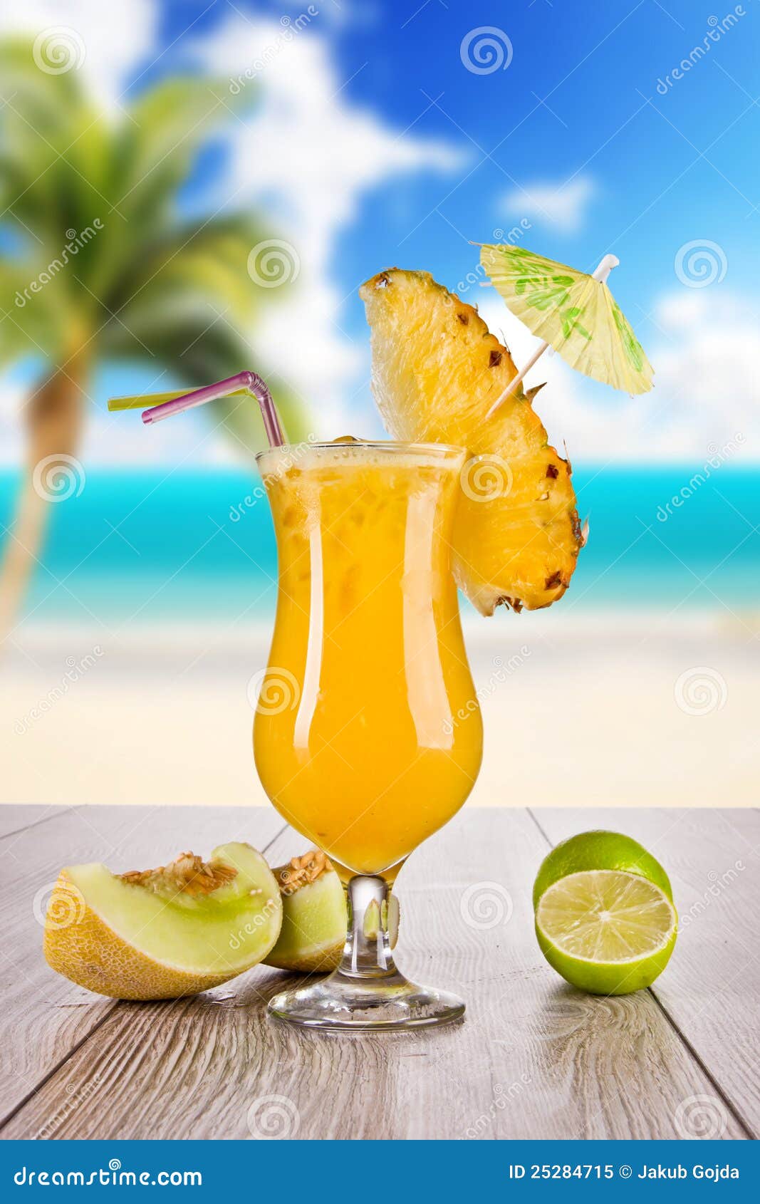 Cocktail exotique image stock. Image du paradis, océan - 25284715