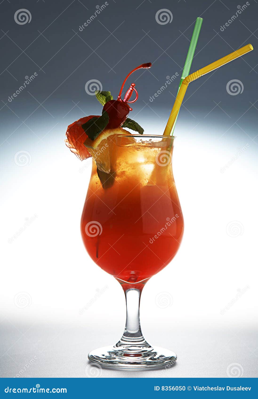 Cocktail fresco foto de stock. Imagem de licor, isolado - 8356050