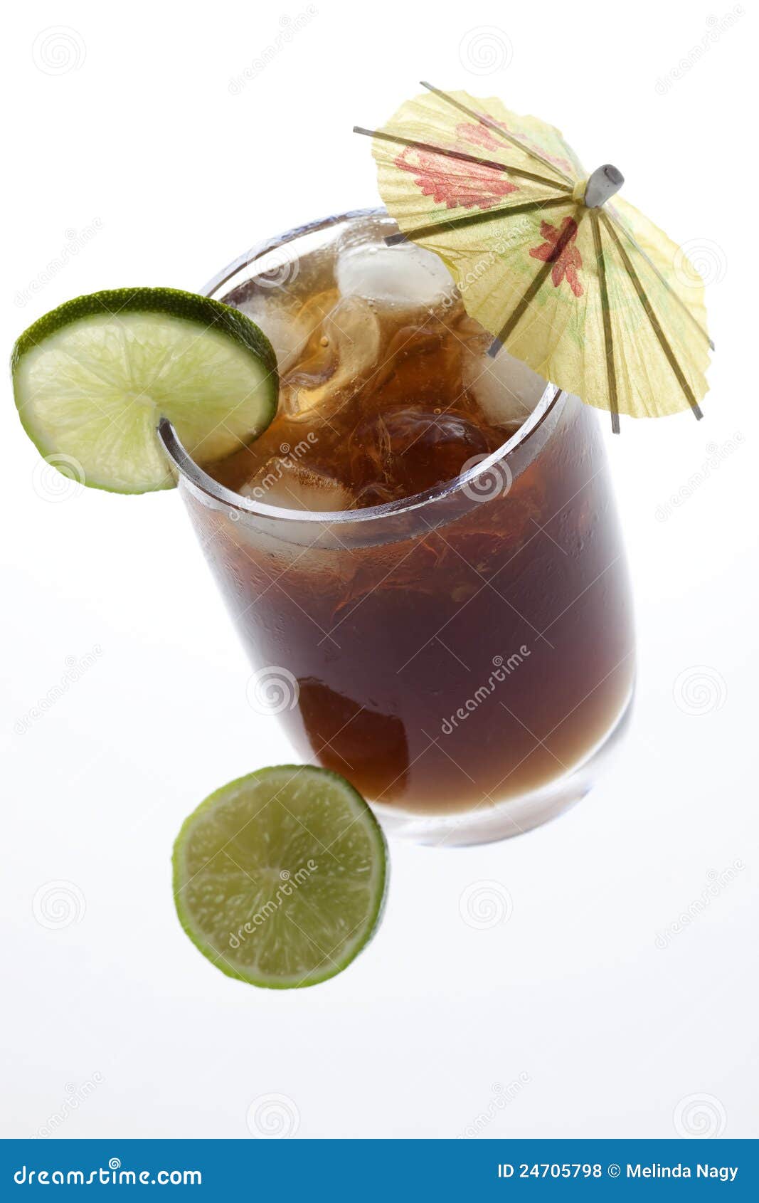 Cocktail Kuba-Libre stockfoto. Bild von glas, kalk, locher - 24705798