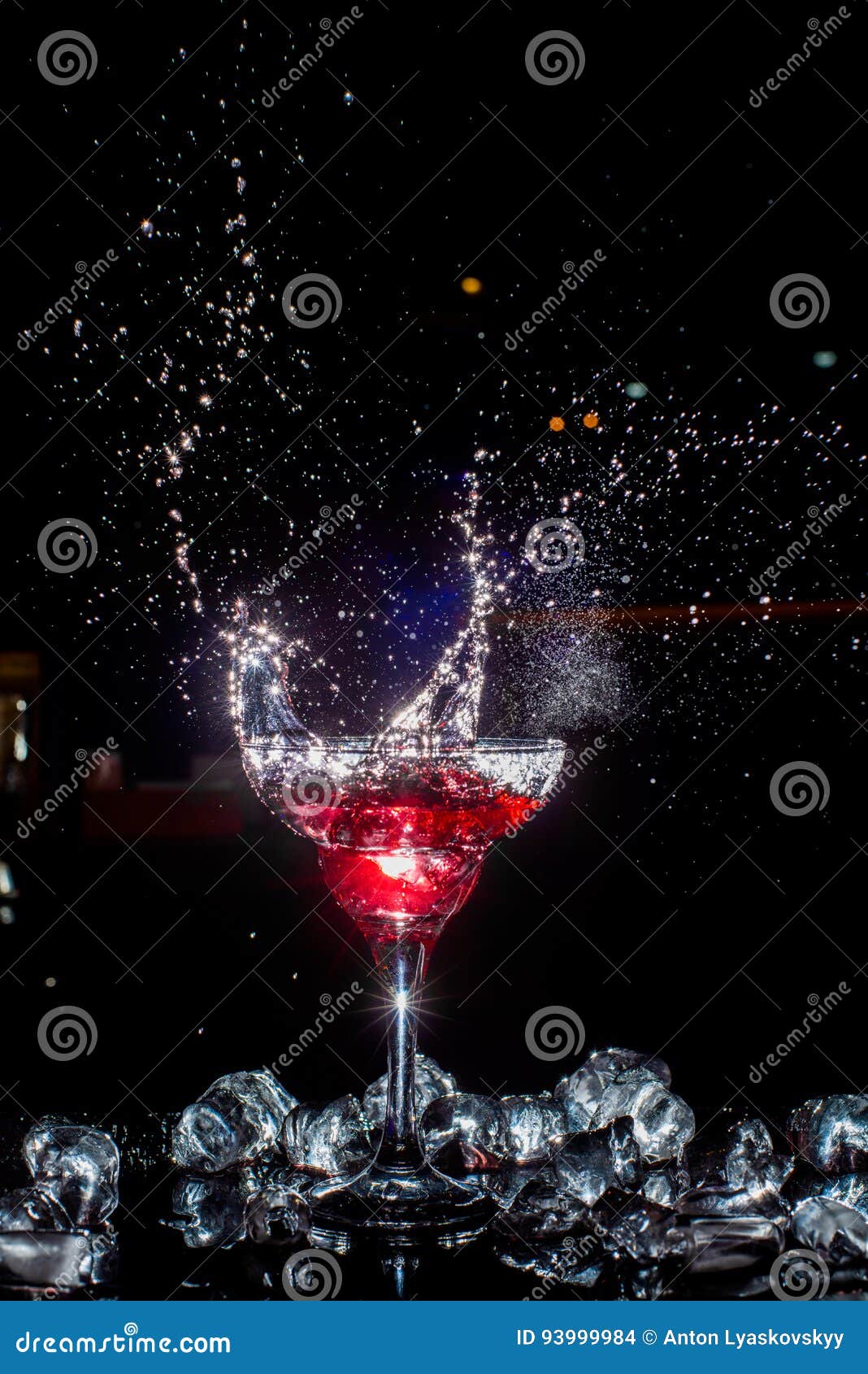 Cocktail mit einem Spray stockfoto. Bild von glas, nachricht - 93999984