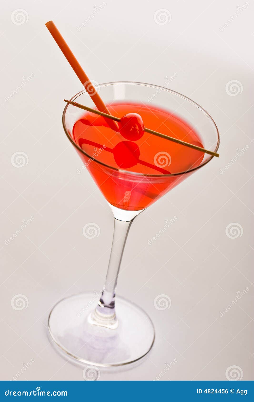 Cocktail mit Kirsche stockfoto. Bild von flüssigkeit, glas - 4824456