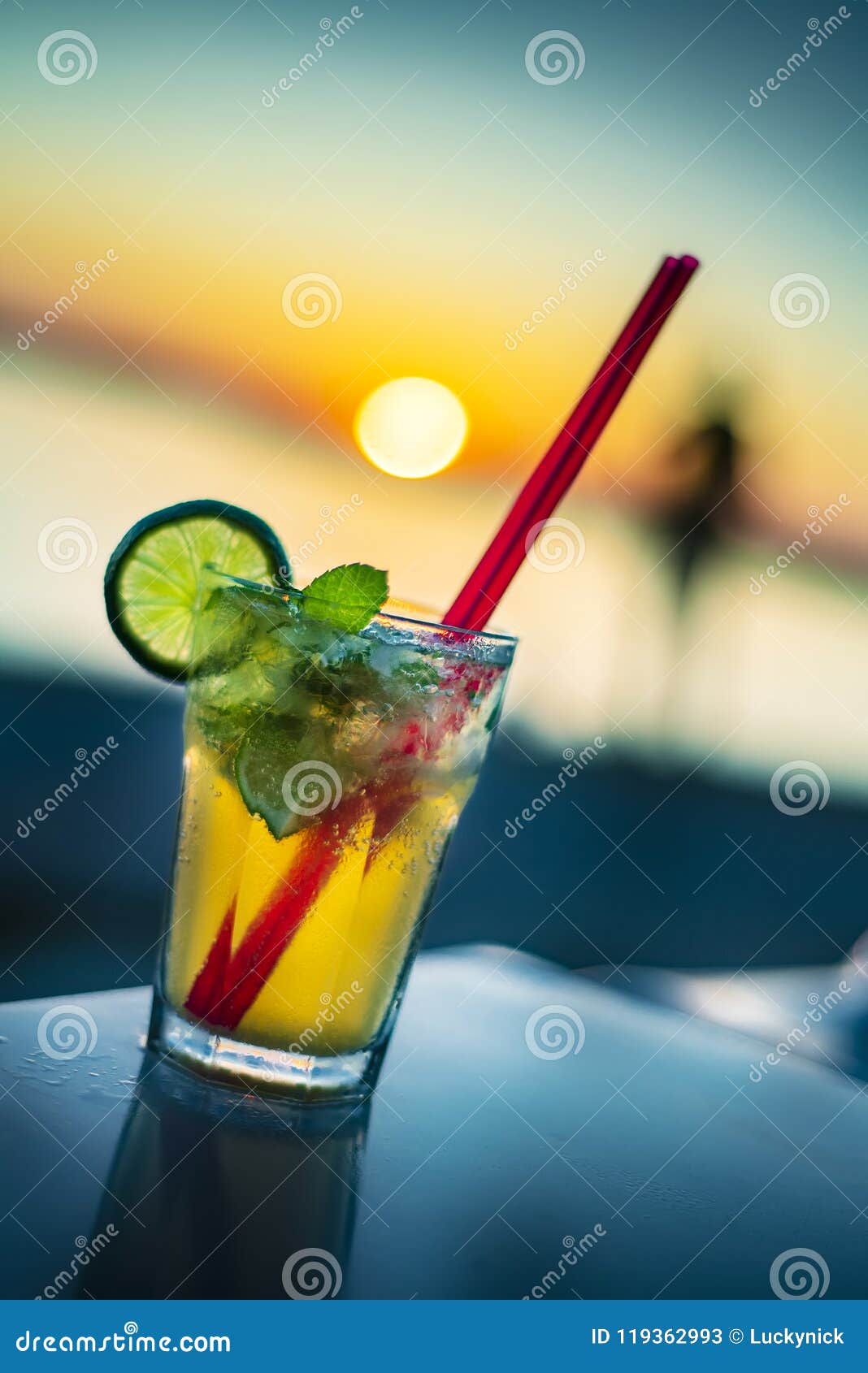 Cocktail Op Het Strand Zonsondergang Stock Afbeelding - Image of kalk ...