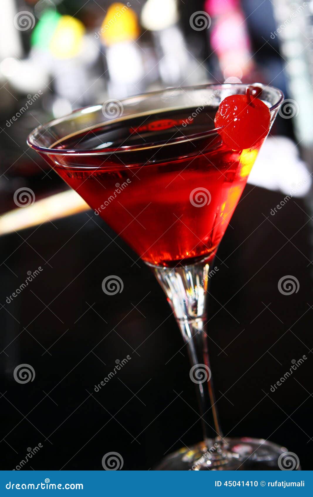 Cocktail Rosa Di Martini in Una Barra Fotografia Stock - Immagine di ...