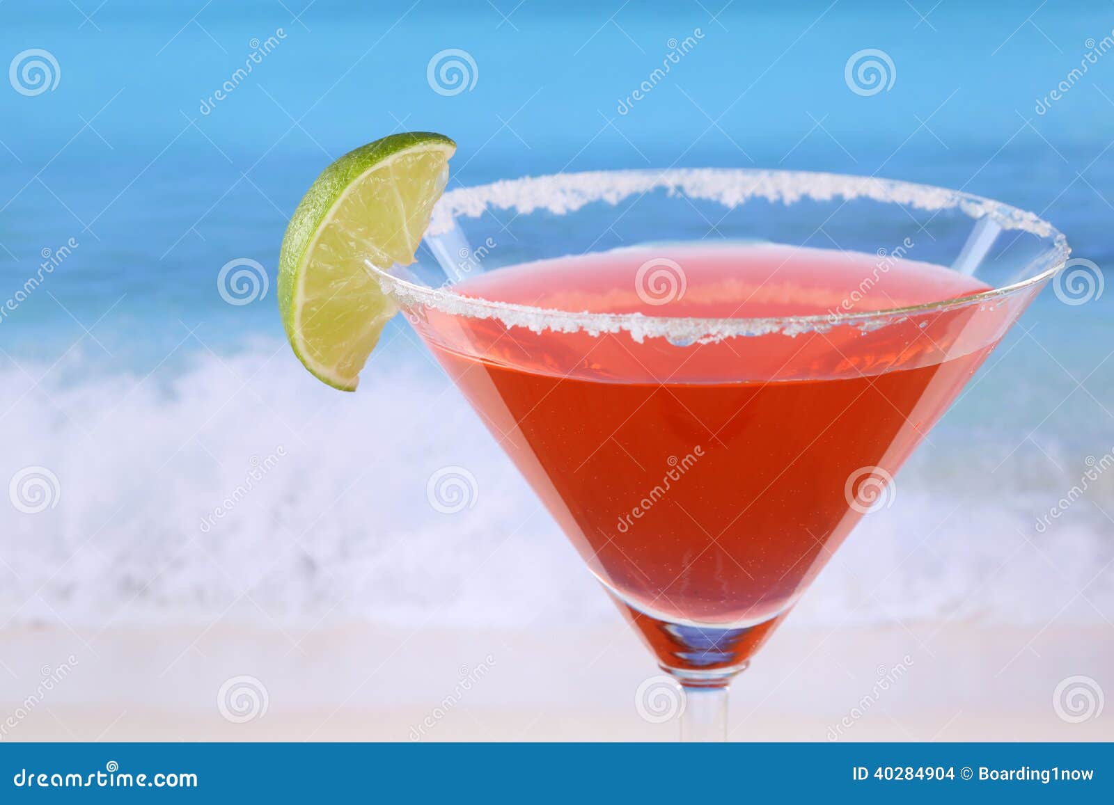 Cocktail Rosso Di Martini Con Una Calce Sulla Spiaggia Fotografia Stock ...