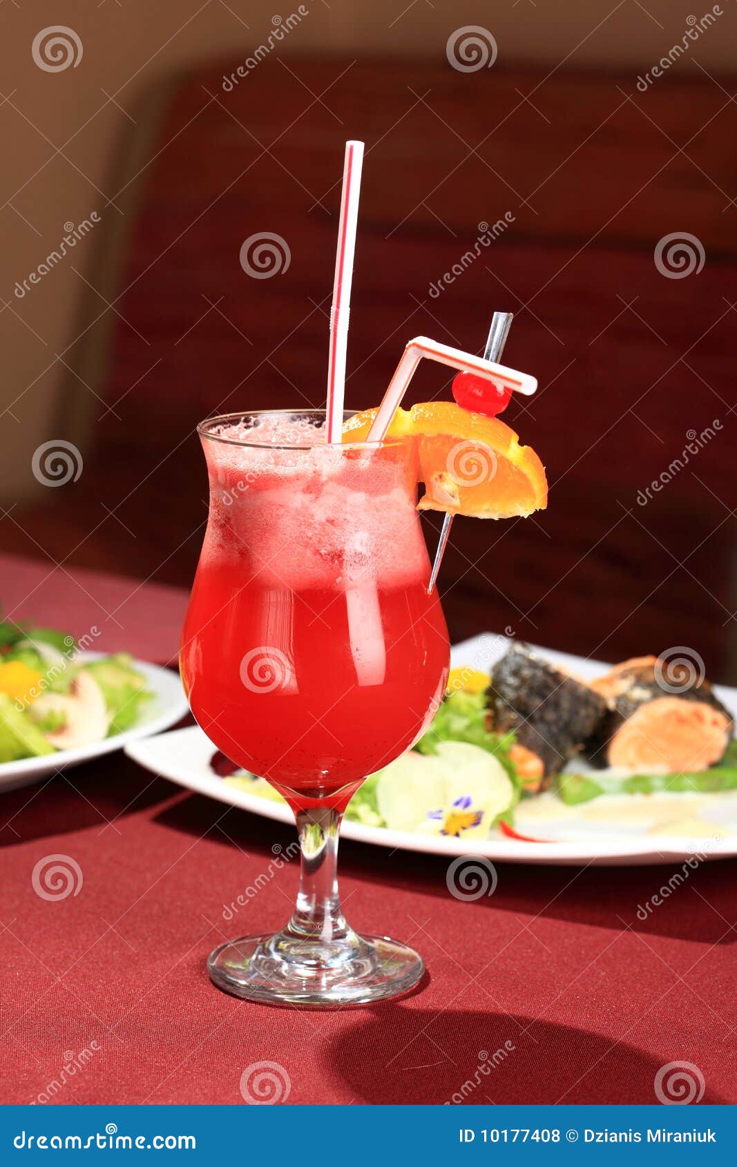 Cocktail rouge photo stock. Image du lifestyle, cocktail - 10177408