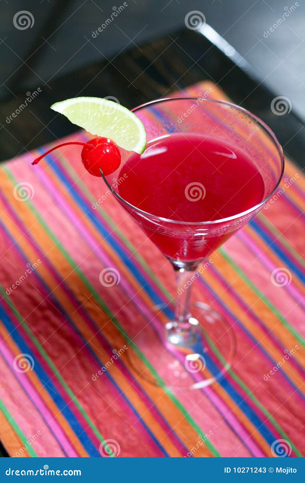 Cocktail rouge image stock. Image du fraise, framboise - 10271243