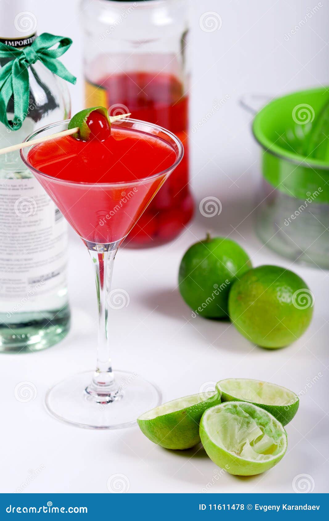 Cocktail rouge photo stock. Image du couleur, bouteille - 11611478