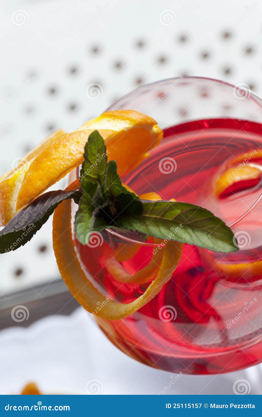 Cocktail rouge image stock. Image du cocktail, boisson - 25115157