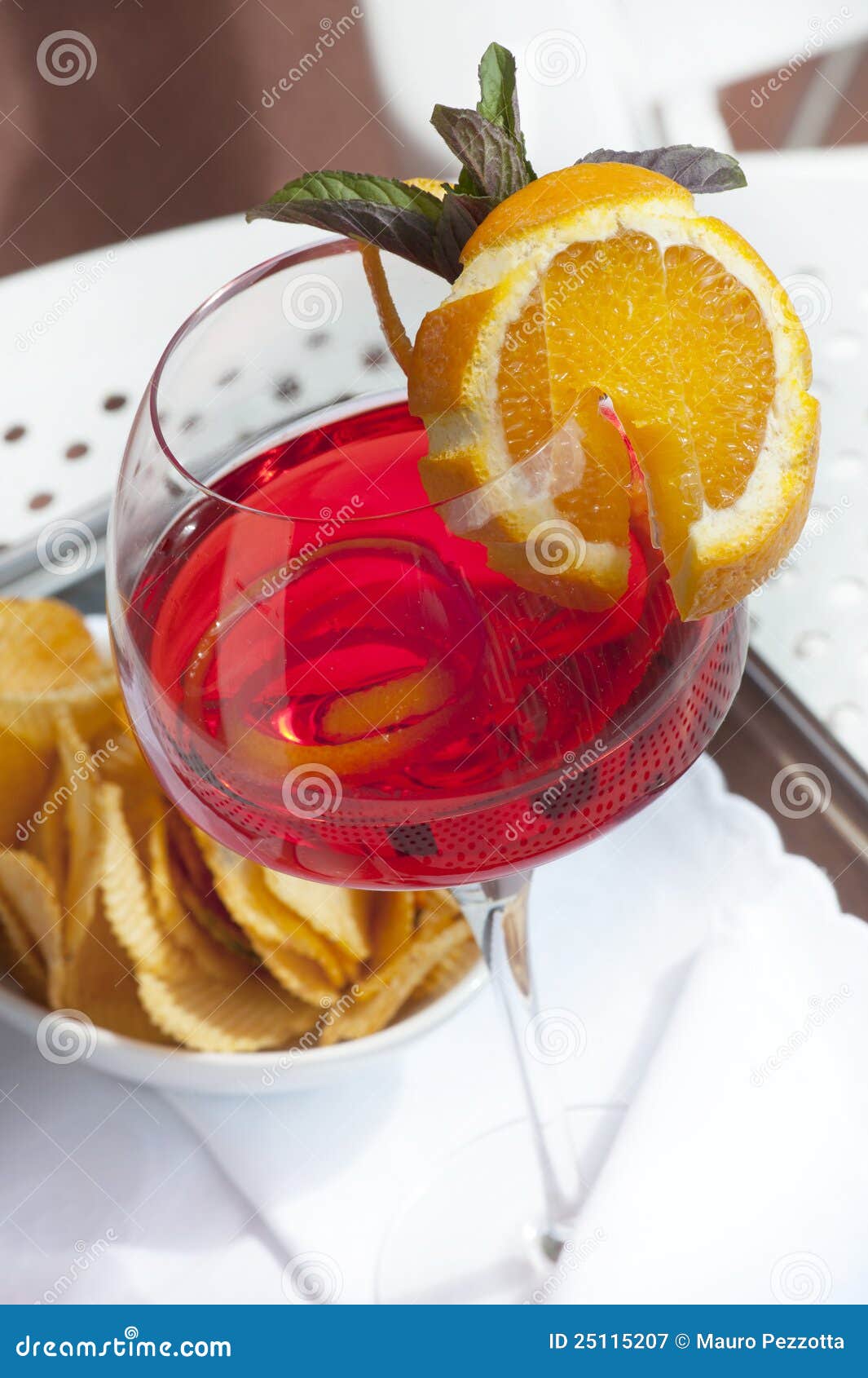 Cocktail rouge image stock. Image du orange, monnayage - 25115207