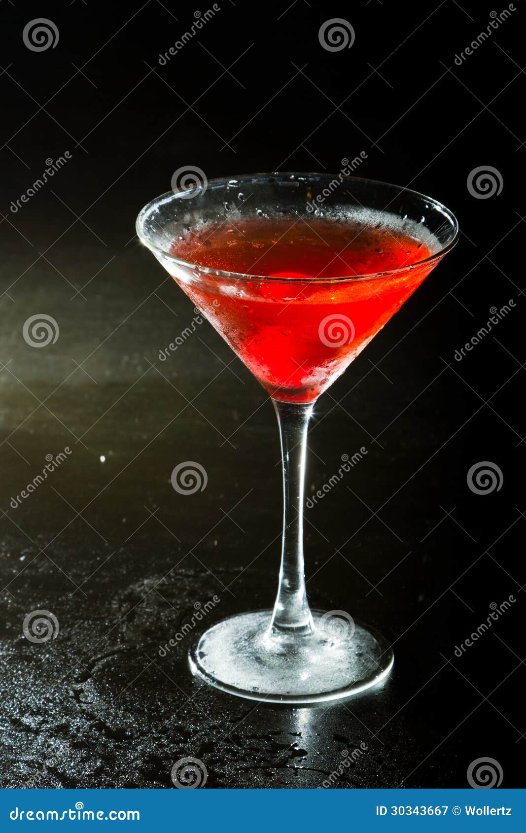 Cocktail rouge image stock. Image du cocktail, isolement - 30343667