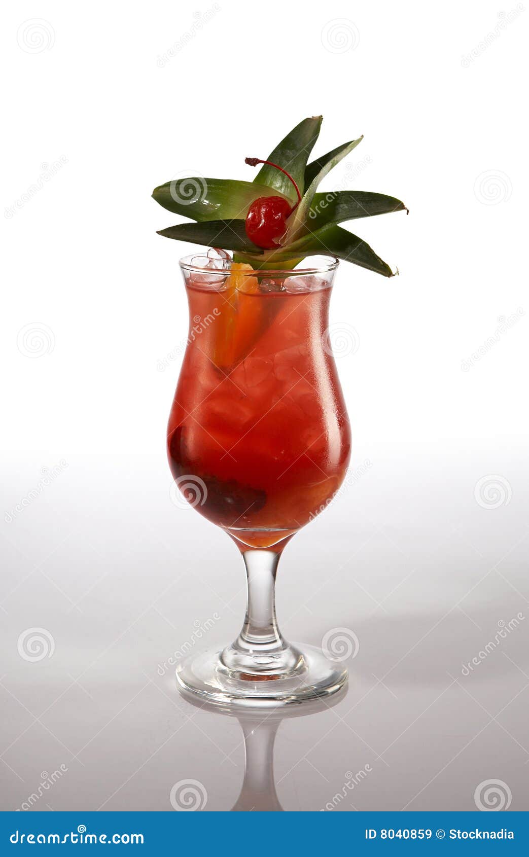 Cocktail rouge image stock. Image du toujours, liqueur - 8040859