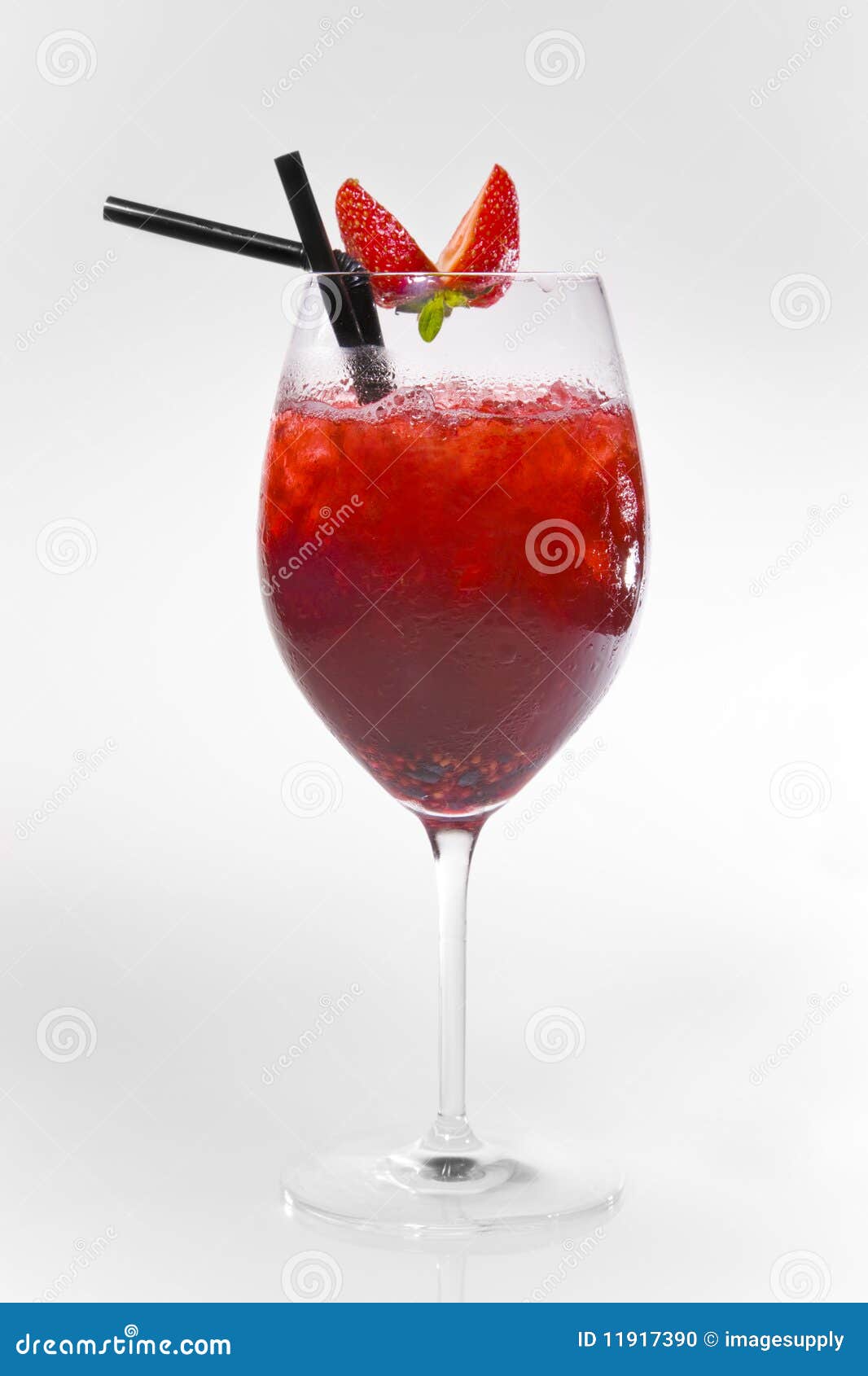 Cocktail rouge de fraise photo stock. Image du cocktail - 11917390