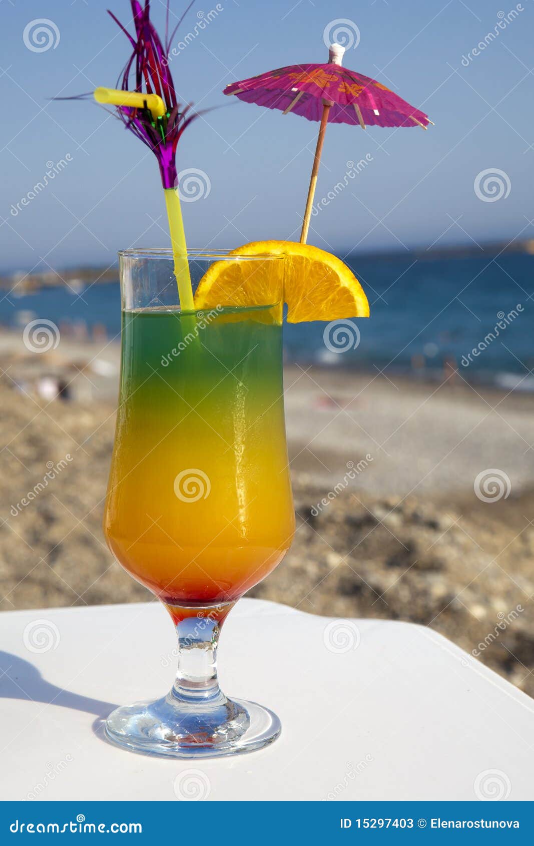 Cocktail sulla spiaggia immagine stock. Immagine di estate - 15297403