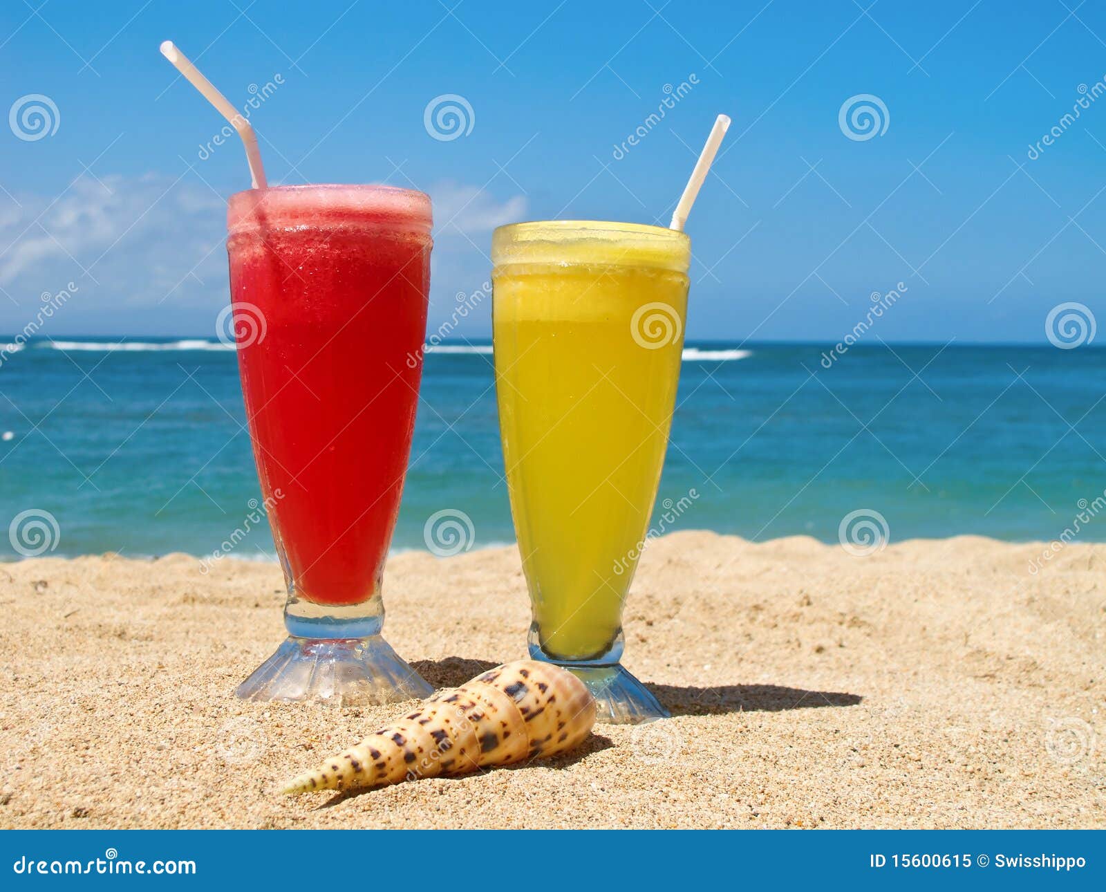 Cocktail sulla spiaggia immagine stock. Immagine di litorale - 15600615