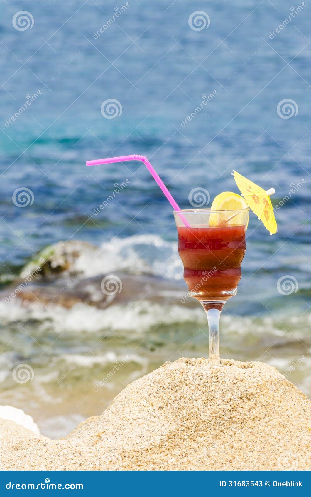 Cocktail sulla spiaggia immagine stock. Immagine di nave - 31683543