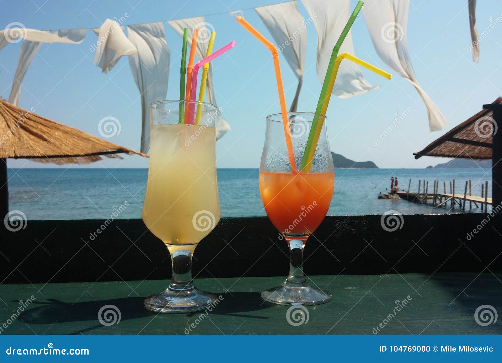 Cocktail sur la plage photo stock. Image of saison, détente - 104769000