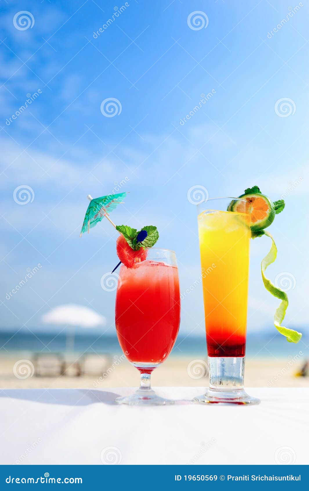 Cocktail sur la plage image stock. Image du cocktail - 19650569