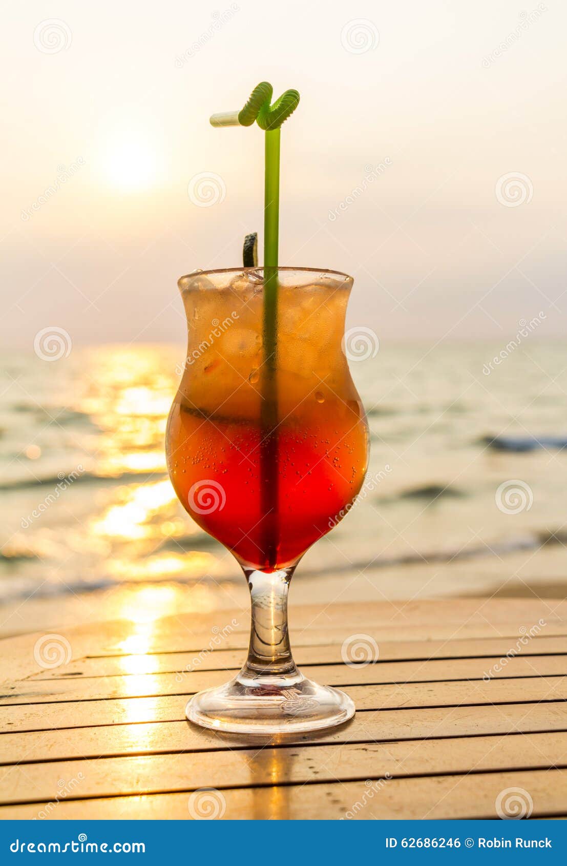 Cocktail Sur La Plage Au Coucher Du Soleil Photo stock - Image: 62686246