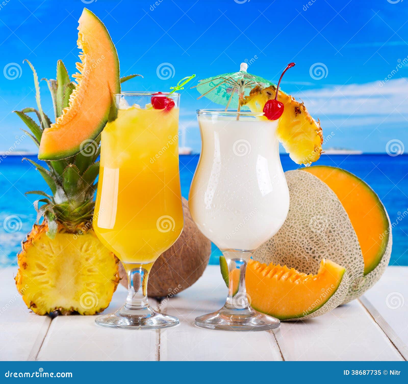 Cocktail Tropicali Con La Frutta Fresca Immagine Stock - Immagine di ...