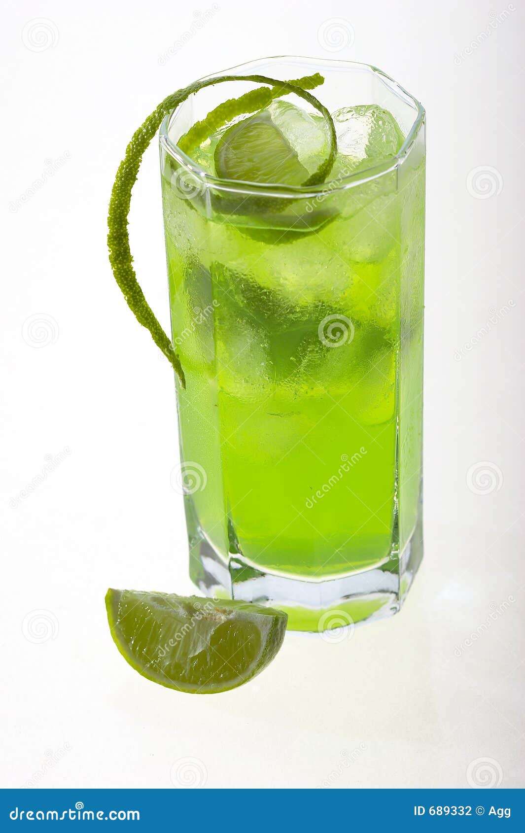Cocktail verde fotografia stock. Immagine di assetato, cocktail - 689332