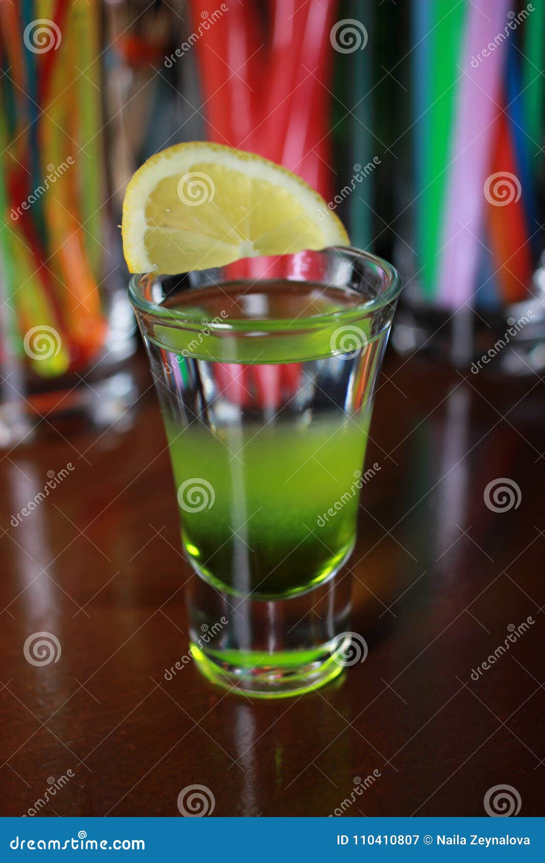 Cocktail Verde Alcolico Con Il Limone Immagine Stock - Immagine di ...
