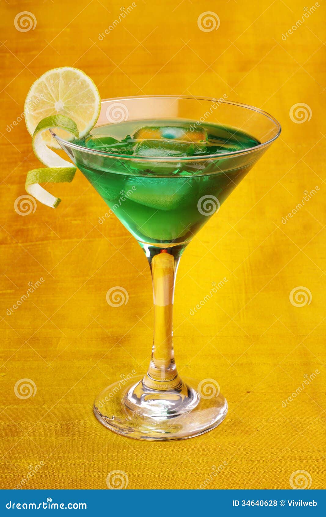 Cocktail verde com cal foto de stock. Imagem de verde - 34640628