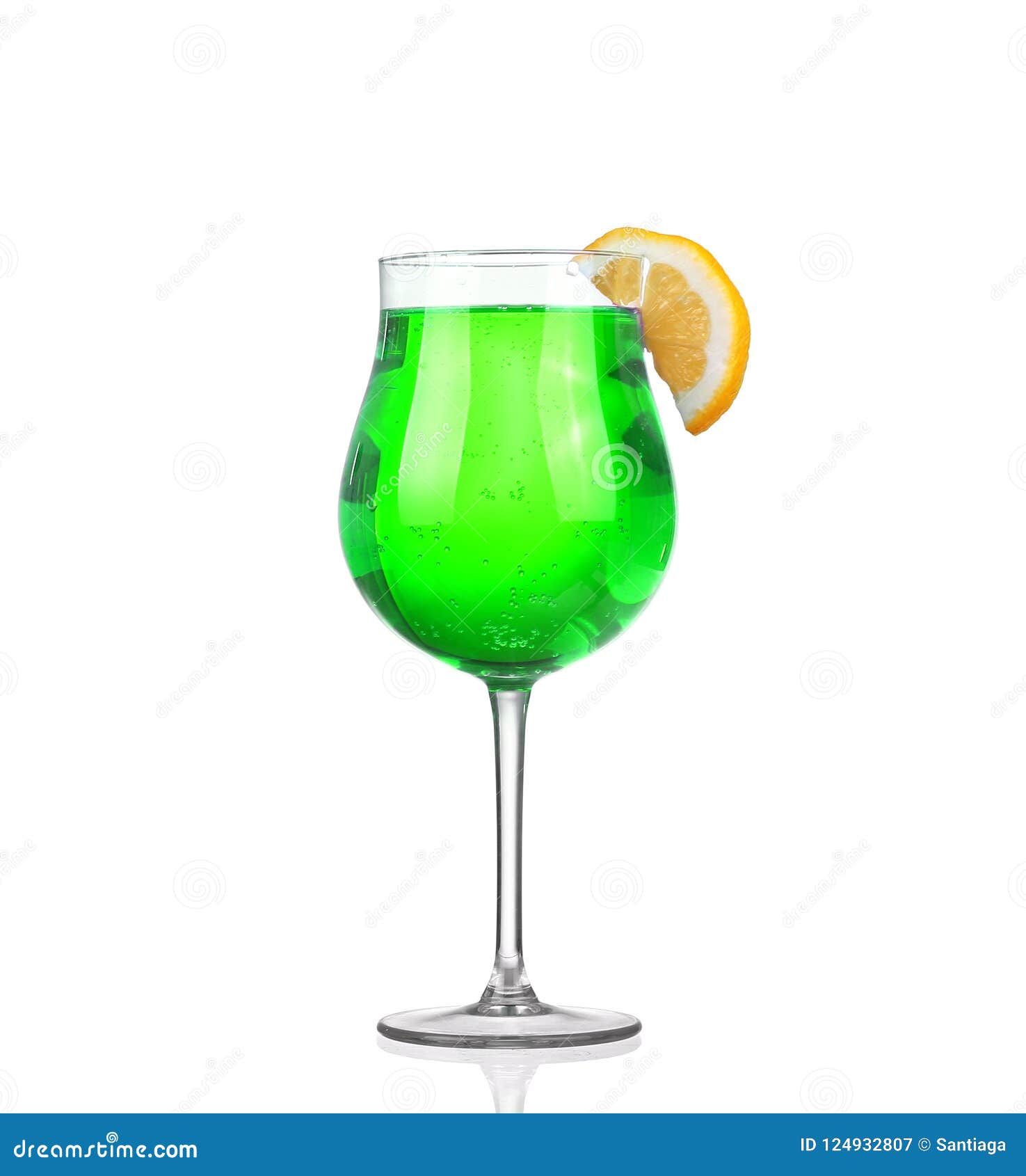 Cocktail Verde Dell'alcool Con Spruzzata E Calce Verde Immagine Stock ...