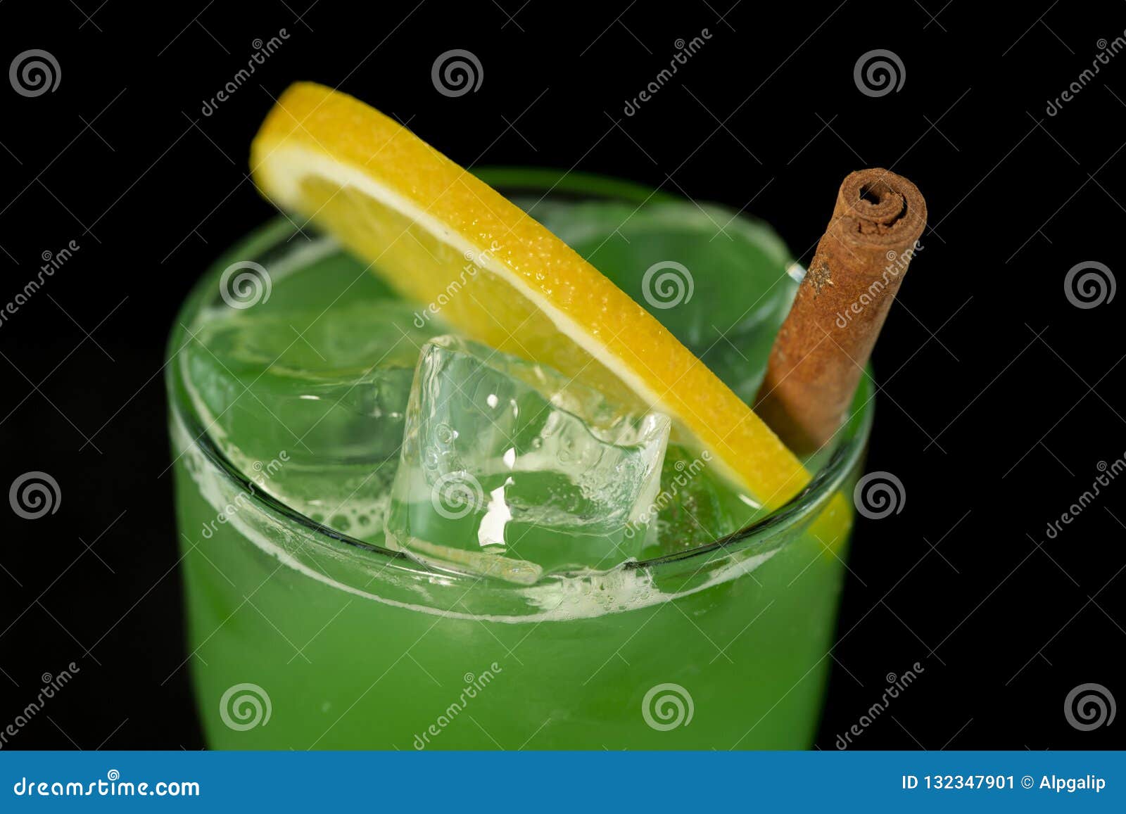 Cocktail Vert Avec La Cale Verte De Jus, D'alcool Et De Chaux Image ...