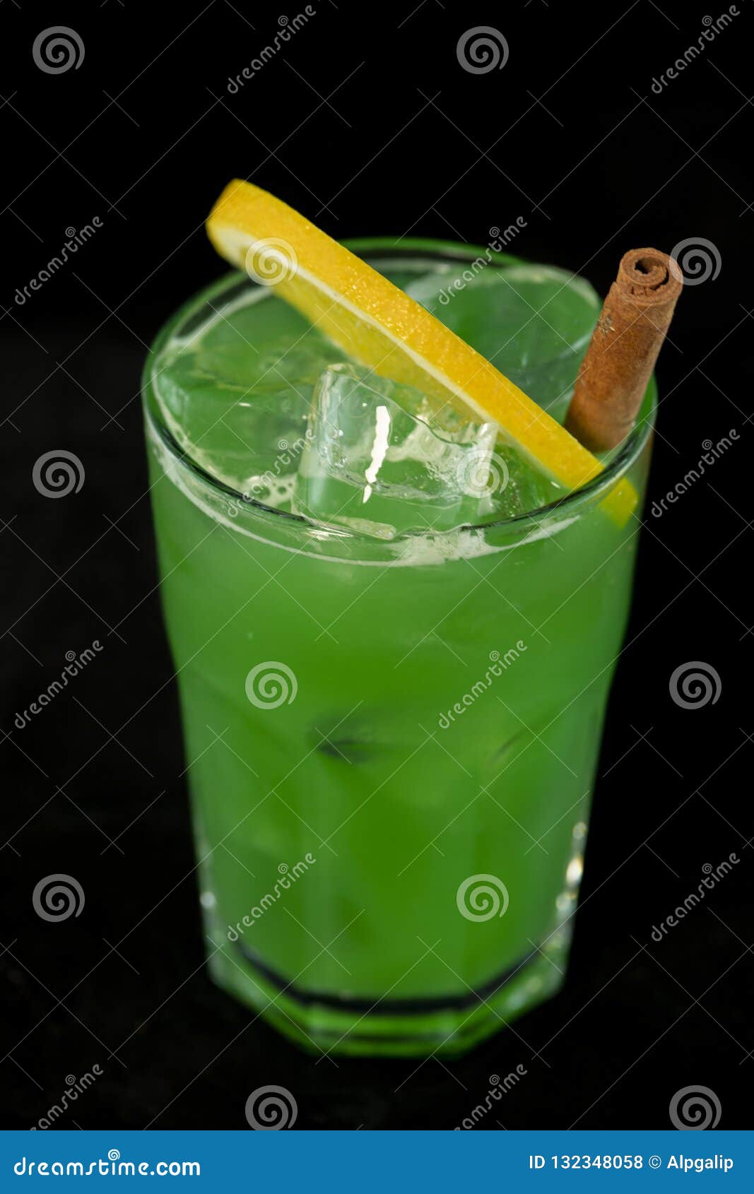 Cocktail Vert Avec La Cale Verte De Jus, D'alcool Et De Chaux Photo ...